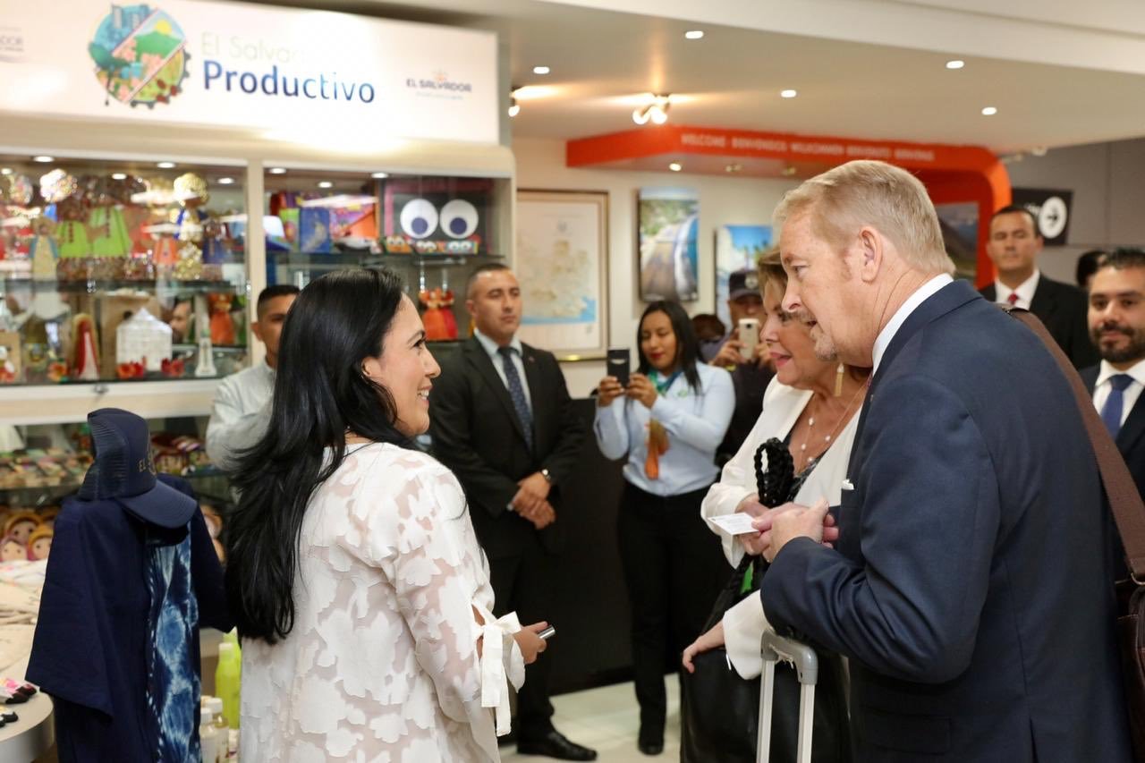 Ronald Douglas Johnson, nuevo embajador de Estados Unidos en El ...