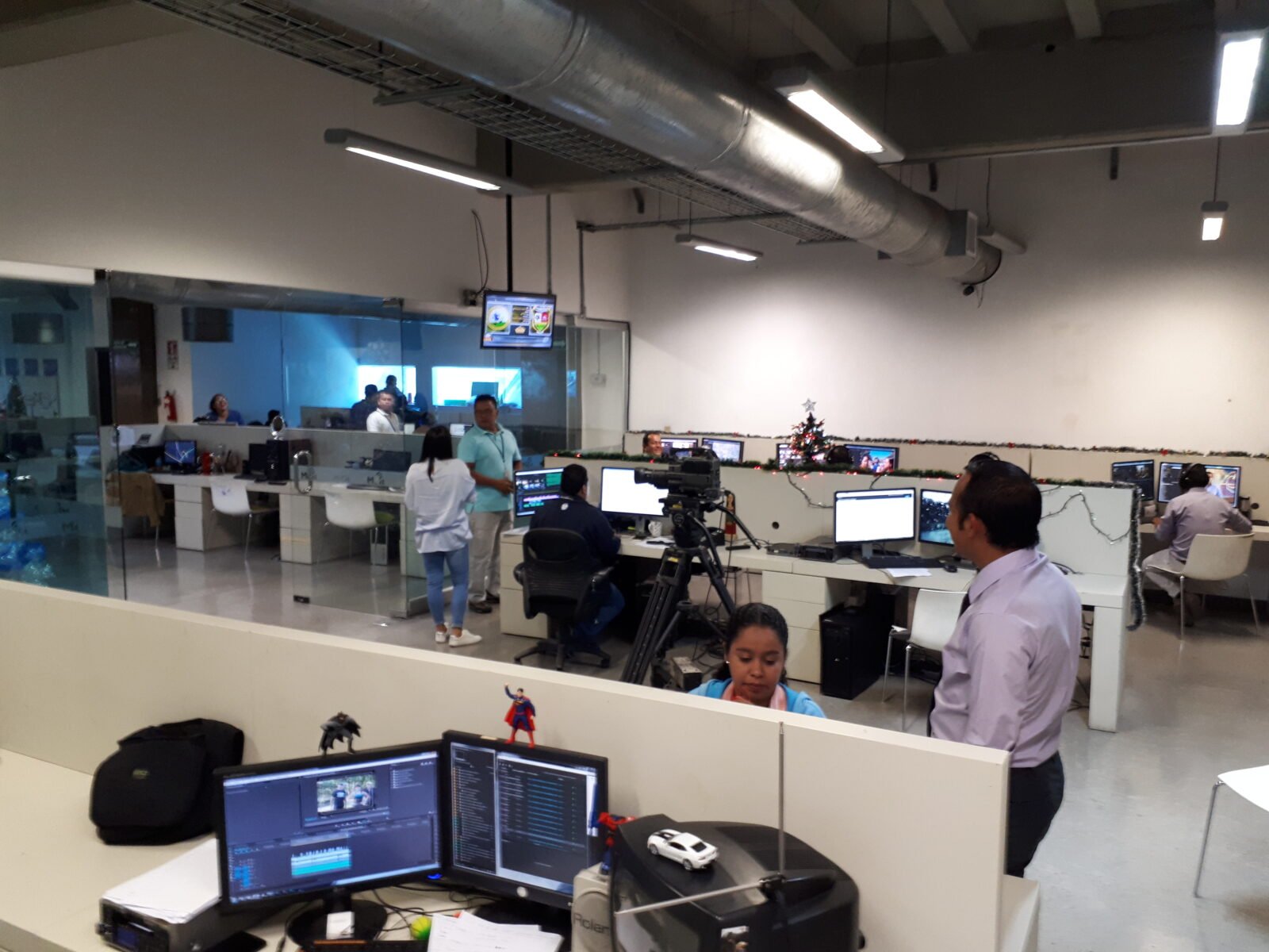 En la Isla de edición de noticias se produce el fruto del esfuerzo en equipo | VDN